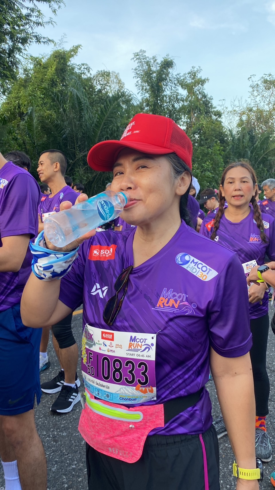 น้ำดื่ม ตราสถานีรักโลก ลุยแจก 2,000 ขวด งานวิ่งลดคาร์บอน MCOT RUN 2023 | TV 360 องศาเอ็นเตอร์เทน ...